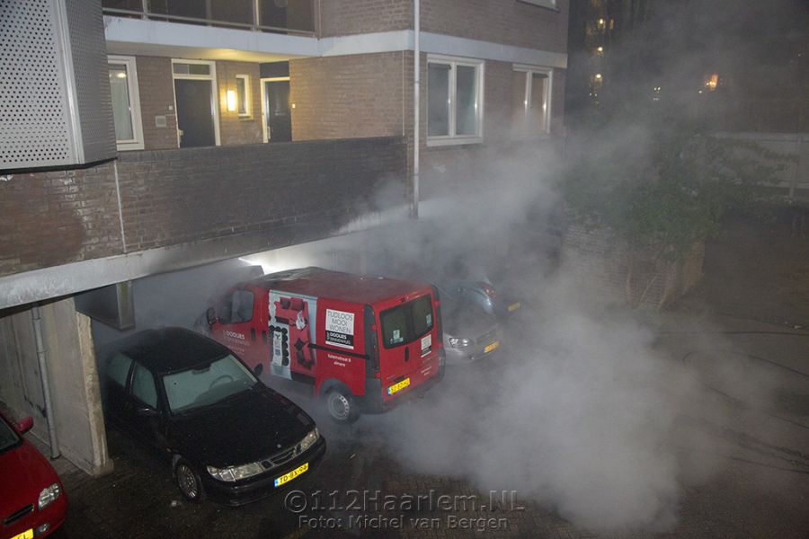 Bestelbus in de brand gevlogen onder woningen aan de Engelenburg ...